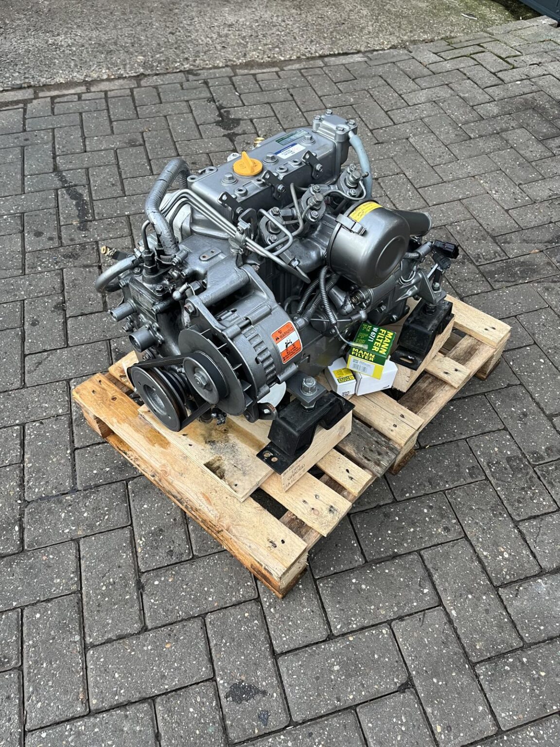 Yanmar 3GM30 27 HP marine engine with gearbox and dashboard, very nice ...