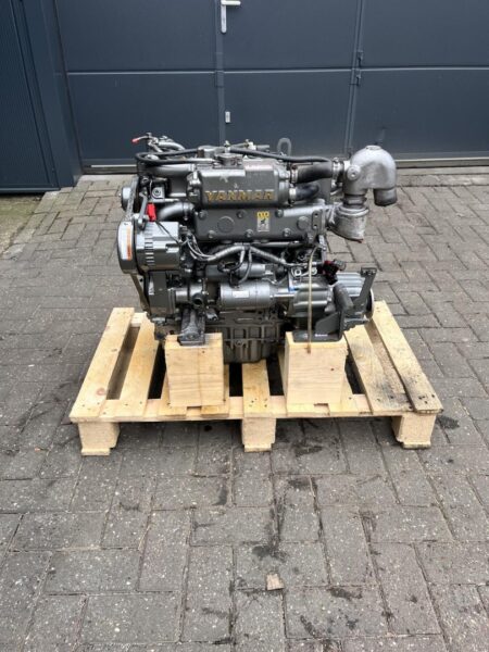 Yanmar 3JH25A 25HP marine engine complete with gearbox and dashboard